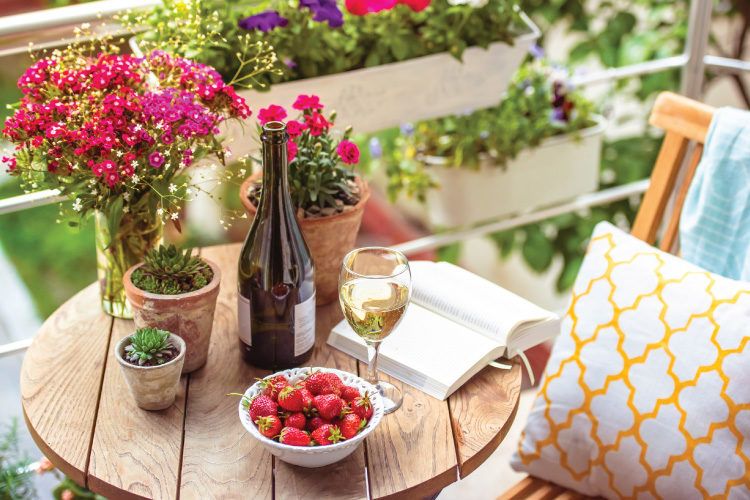 7 Romantic Balcony Decor Ideas For Valentine's Day