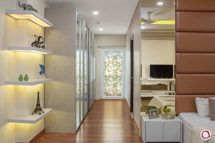 Flats in Noida: 4BHK With Wooden Tones & Mirror Elements