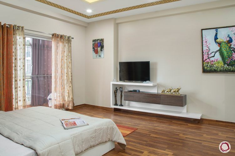 Flats in Noida: 4BHK With Wooden Tones & Mirror Elements