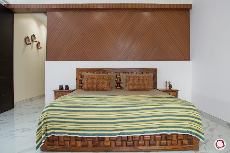 Flats in Noida: 4BHK With Wooden Tones & Mirror Elements